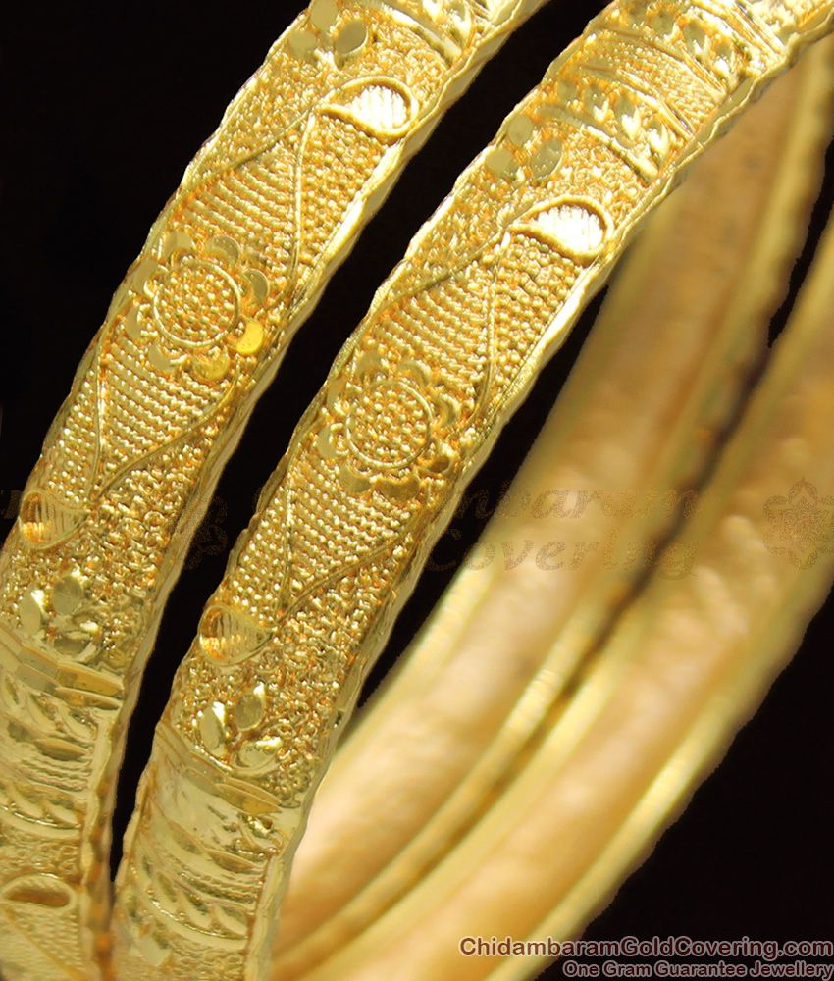BR1081-2.4 Kerala Self Design Traditional Gold Bangles For Ladies Shop ...